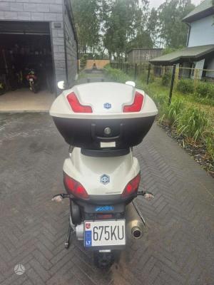 White Piaggio MP3 2014 in Kaunas, with an engine capacity of 0.50 L and mileage of 19 thousand km for 3850 €, photo 6 on AUTOMOTO.COM.LV