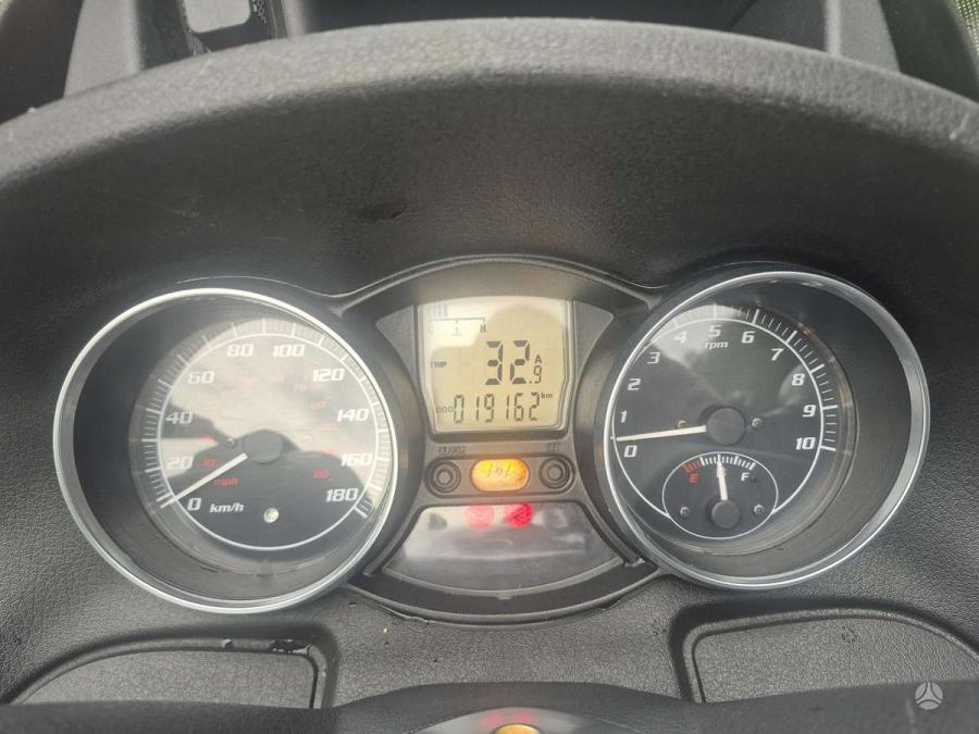 White Piaggio MP3 2014 in Kaunas, with an engine capacity of 0.50 L and mileage of 19 thousand km for 3850 €, photo 7 on AUTOMOTO.COM.LV