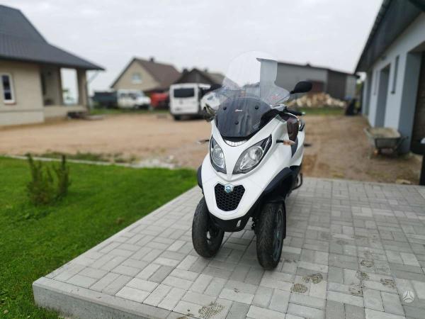 White Piaggio MP3 2015 in Taurage, with an engine capacity of 0.30 L and mileage of 36 thousand km for 2600 €, photo 2 on AUTOMOTO.COM.LV