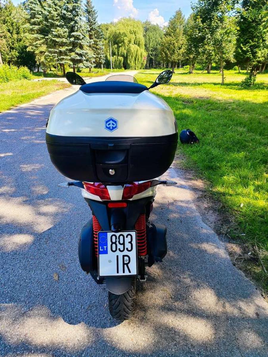 Balts Piaggio MP3 2021 Kauņa, ar dzinēja tilpumu 0.30 L un nobraukumu 5 tūkst. km par 4500 €, foto 4 vietnē AUTOMOTO.COM.LV