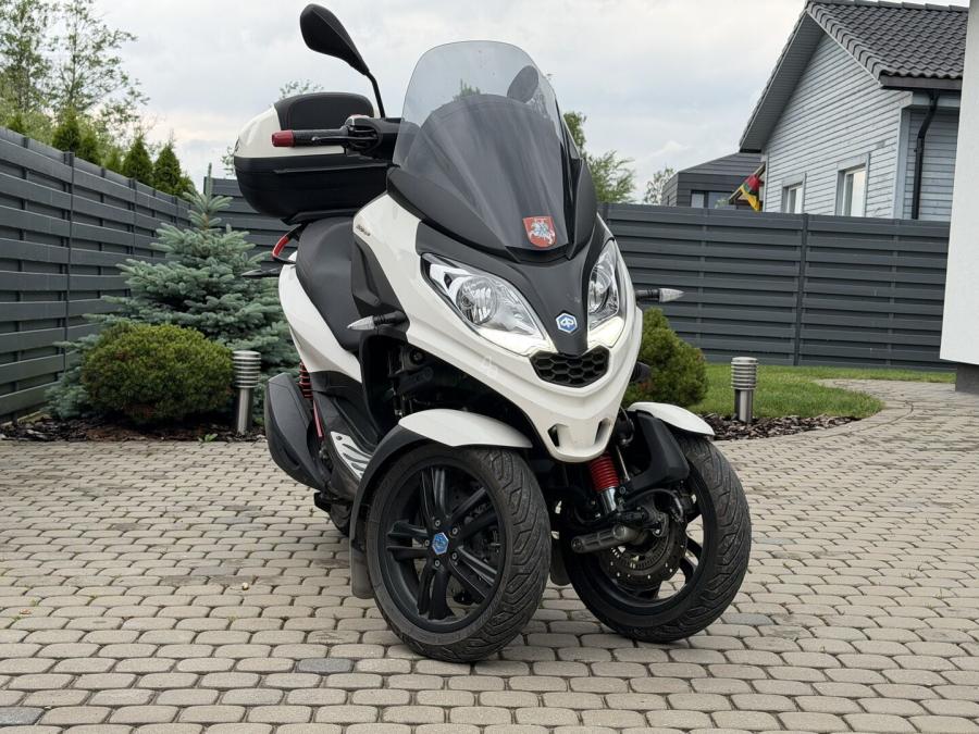 Balts Piaggio MP3 2021 Kauņa, ar dzinēja tilpumu 0.30 L un nobraukumu 6 tūkst. km par 3999 €, foto 1 vietnē AUTOMOTO.COM.LV