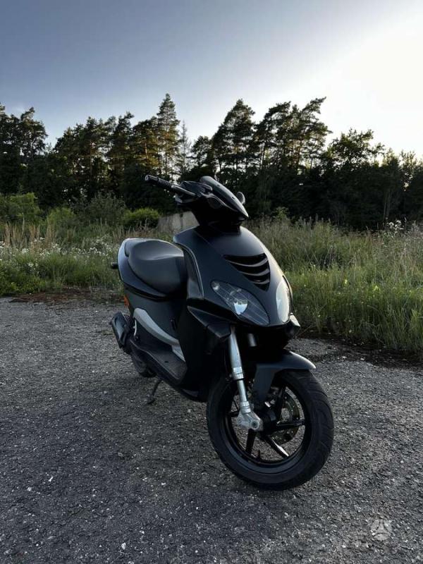 Черный Piaggio NRG 2008 в Тракай, объемом двигателя 50.00 л и пробегом 37 тыс. км за 1100 €, фото 1 на AUTOMOTO.COM.LV