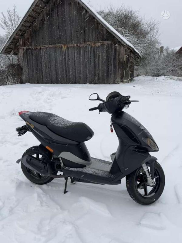 Черный Piaggio NRG 2008 в Тракай, объемом двигателя 50.00 л и пробегом 37 тыс. км за 1100 €, фото 4 на AUTOMOTO.COM.LV