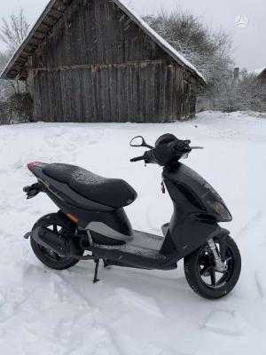 Black Piaggio NRG 2008 in Trakai, with an engine capacity of 50.00 L and mileage of 37 thousand km for 1100 €, photo 4 on AUTOMOTO.COM.LV