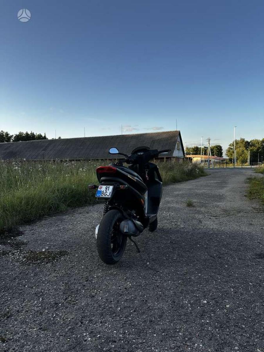 Black Piaggio NRG 2008 in Trakai, with an engine capacity of 50.00 L and mileage of 37 thousand km for 1100 €, photo 5 on AUTOMOTO.COM.LV