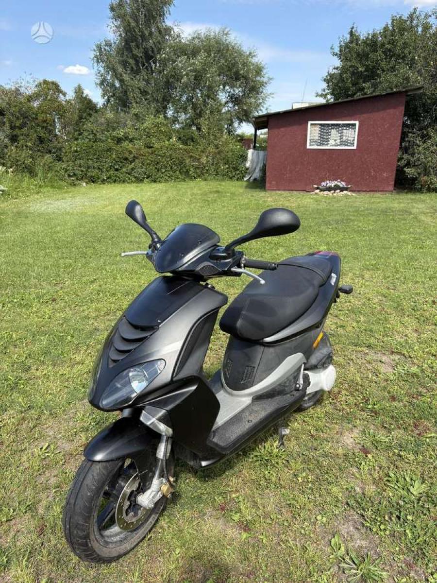 Black Piaggio NRG 2009 in Vilnius, with an engine capacity of 49.00 L and mileage of 8 thousand km for 600 €, photo 1 on AUTOMOTO.COM.LV
