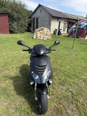 Black Piaggio NRG 2009 in Vilnius, with an engine capacity of 49.00 L and mileage of 8 thousand km for 600 €, photo 3 on AUTOMOTO.COM.LV