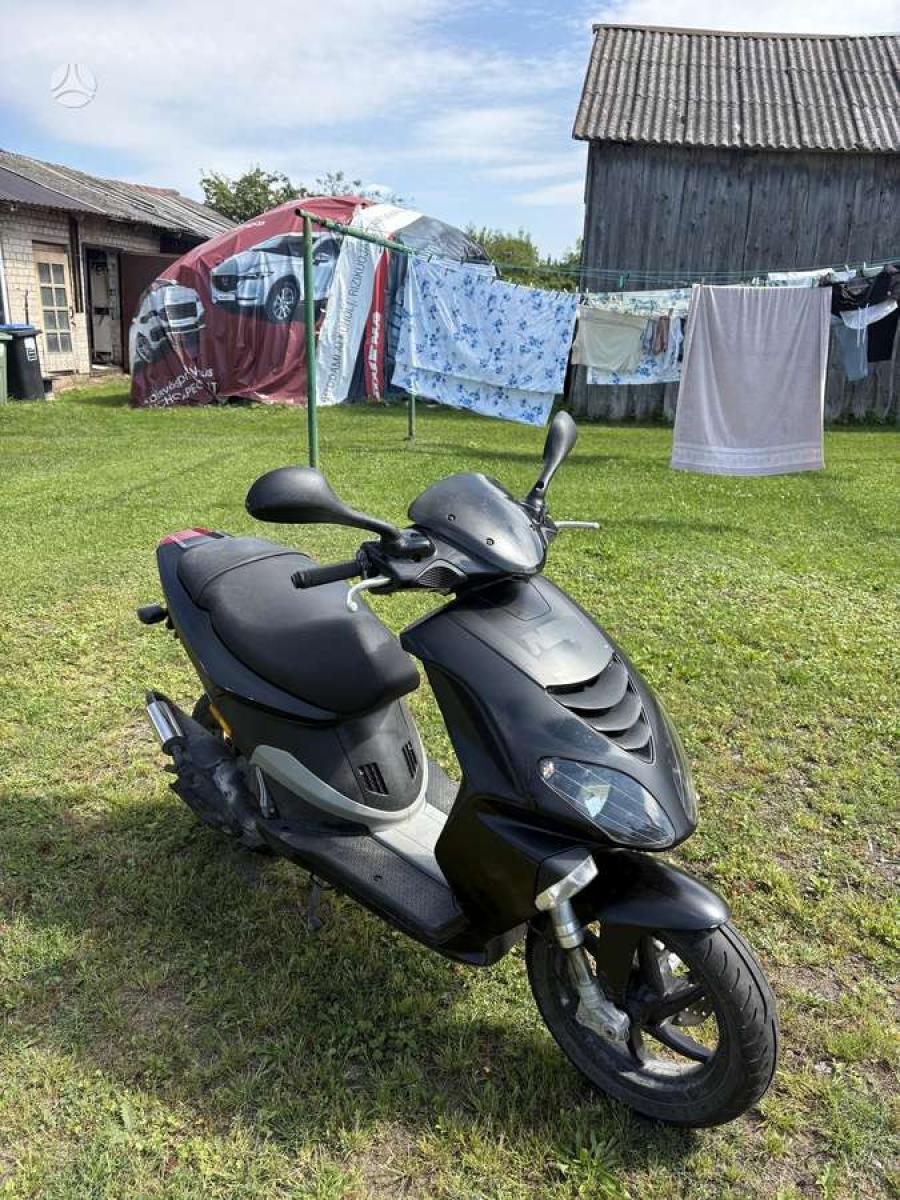 Black Piaggio NRG 2009 in Vilnius, with an engine capacity of 49.00 L and mileage of 8 thousand km for 600 €, photo 4 on AUTOMOTO.COM.LV