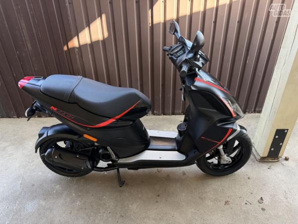 Black Piaggio NRG 2015 in Kaunas, with an engine capacity of 0.05 L and mileage of 12 thousand km for 1550 €, photo 2 on AUTOMOTO.COM.LV