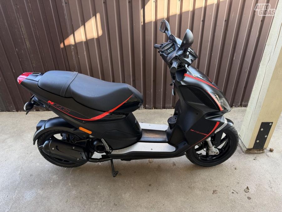 Melns Piaggio NRG 2015 Kauņa, ar dzinēja tilpumu 0.05 L un nobraukumu 12 tūkst. km par 1550 €, foto 2 vietnē AUTOMOTO.COM.LV