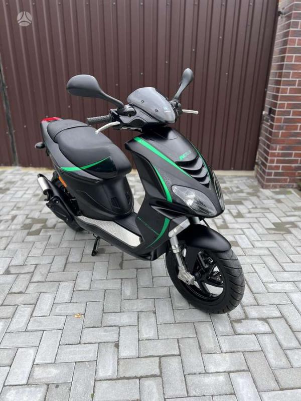 Черный Piaggio NRG 2015 в Каунас, объемом двигателя 49.00 л и пробегом 13 тыс. км за 1550 €, фото 1 на AUTOMOTO.COM.LV