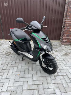 Черный Piaggio NRG 2015 в Каунас, объемом двигателя 49.00 л и пробегом 13 тыс. км за 1550 €, фото  на AUTOMOTO.COM.LV