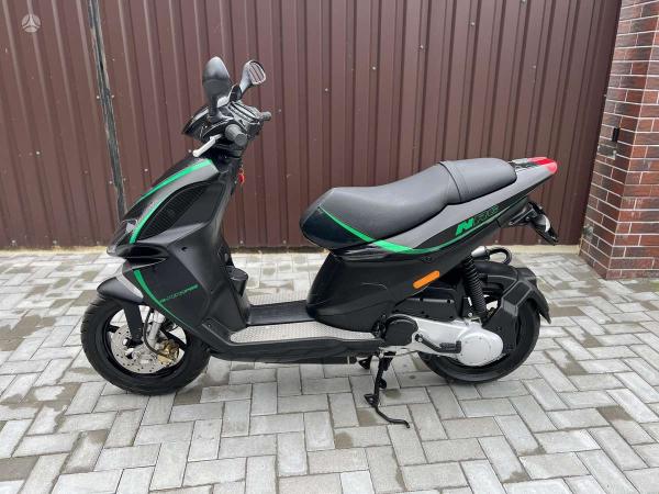 Черный Piaggio NRG 2015 в Каунас, объемом двигателя 49.00 л и пробегом 13 тыс. км за 1550 €, фото 4 на AUTOMOTO.COM.LV