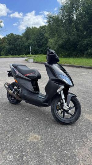 Melns Piaggio NRG 2015 Kauņa, ar dzinēja tilpumu 50.00 L un nobraukumu 30 tūkst. km par 1250 €, foto 3 vietnē AUTOMOTO.COM.LV