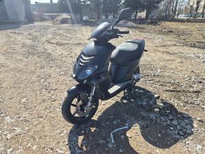 Melns Piaggio NRG 2016 Kauņa, ar dzinēja tilpumu 0.05 L un nobraukumu 10 tūkst. km par 1700 €, foto  vietnē AUTOMOTO.COM.LV