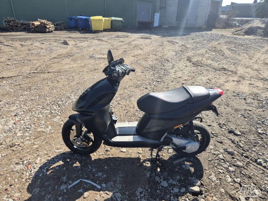 Black Piaggio NRG 2016 in Kaunas, with an engine capacity of 0.05 L and mileage of 10 thousand km for 1700 €, photo 2 on AUTOMOTO.COM.LV