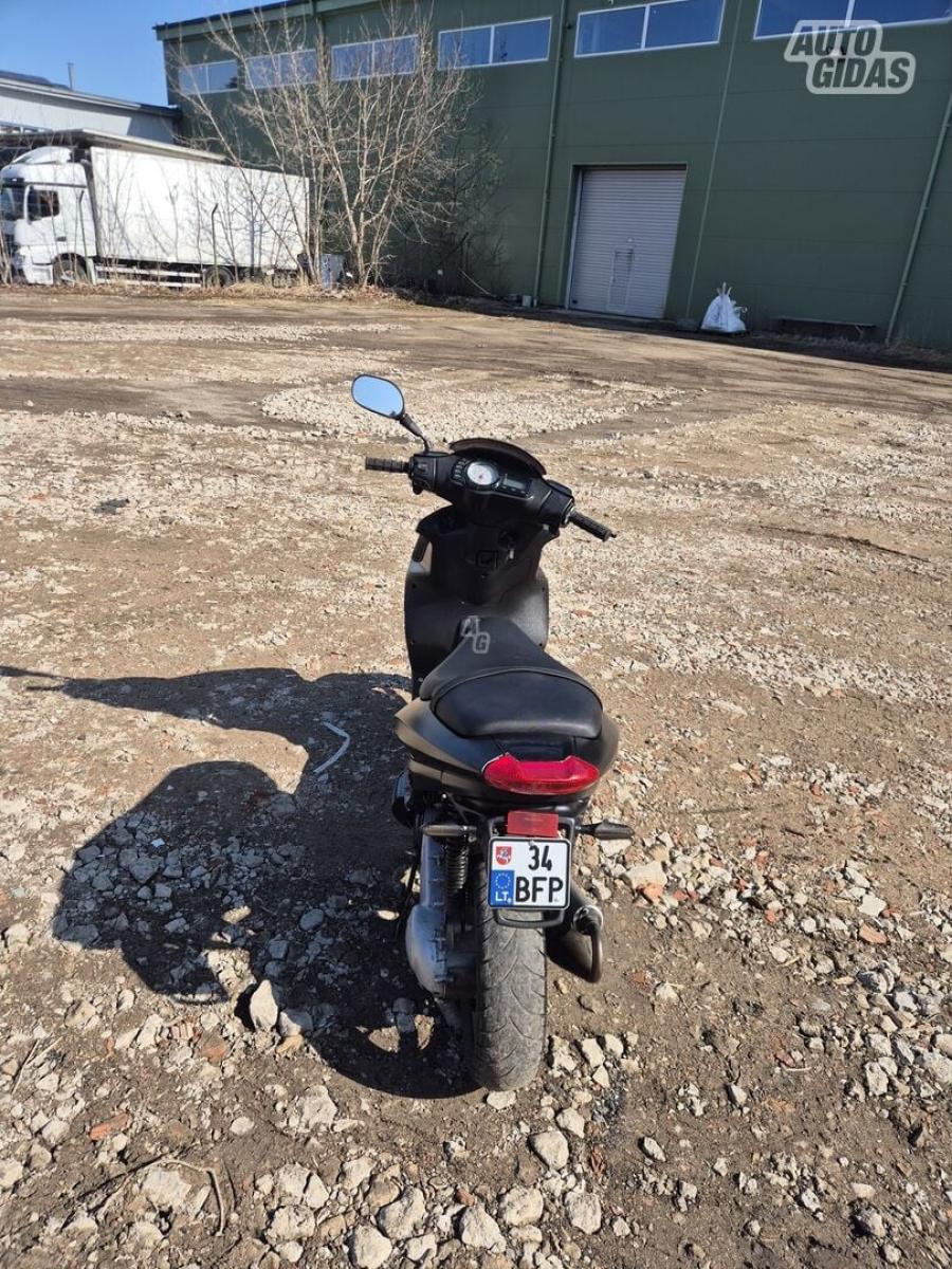 Black Piaggio NRG 2016 in Kaunas, with an engine capacity of 0.05 L and mileage of 10 thousand km for 1700 €, photo 4 on AUTOMOTO.COM.LV