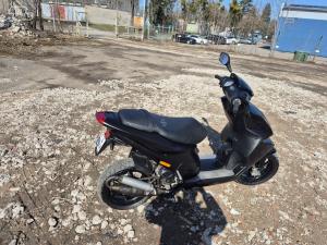 Black Piaggio NRG 2016 in Kaunas, with an engine capacity of 0.05 L and mileage of 10 thousand km for 1700 €, photo 5 on AUTOMOTO.COM.LV
