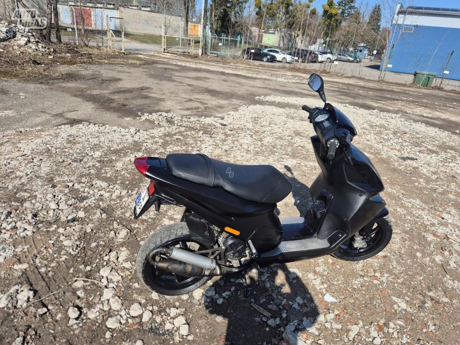 Black Piaggio NRG 2016 in Kaunas, with an engine capacity of 0.05 L and mileage of 10 thousand km for 1700 €, photo 5 on AUTOMOTO.COM.LV