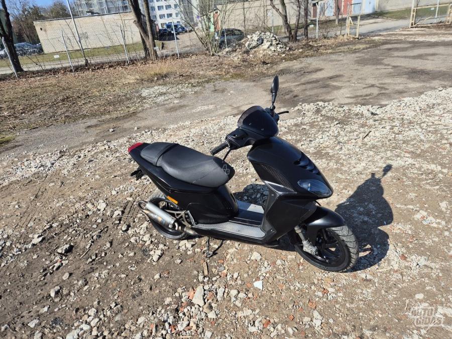 Black Piaggio NRG 2016 in Kaunas, with an engine capacity of 0.05 L and mileage of 10 thousand km for 1700 €, photo 6 on AUTOMOTO.COM.LV