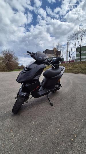 Black Piaggio NRG 2016 in Panevezys, with an engine capacity of 0.05 L and mileage of 18 thousand km for 1200 €, photo 3 on AUTOMOTO.COM.LV