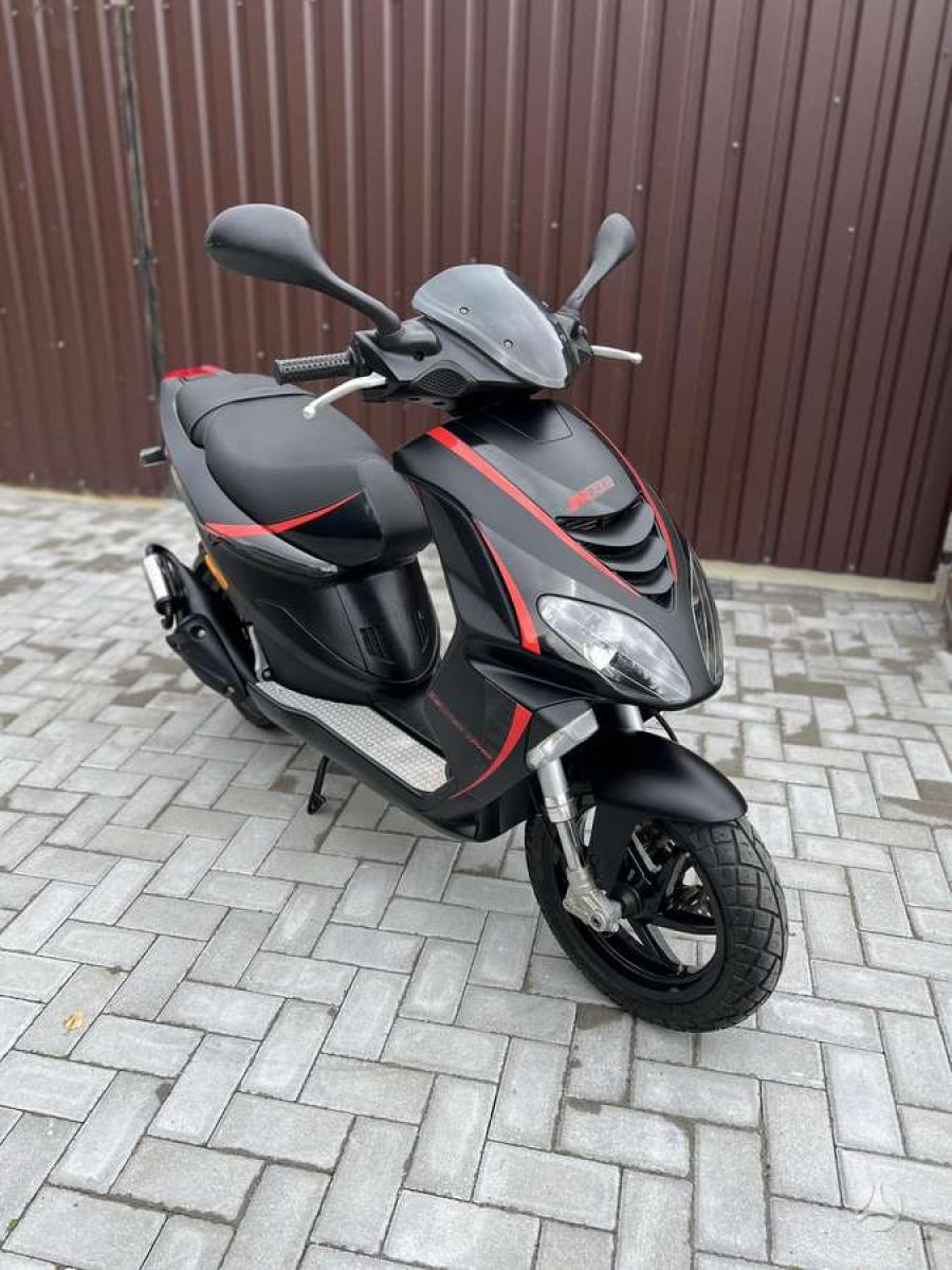 Black Piaggio NRG 2017 in Kaunas, with an engine capacity of 49.00 L and mileage of 15 thousand km for 1550 €, photo 1 on AUTOMOTO.COM.LV