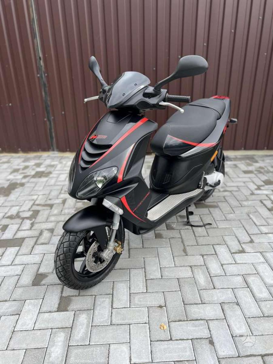Black Piaggio NRG 2017 in Kaunas, with an engine capacity of 49.00 L and mileage of 15 thousand km for 1550 €, photo 3 on AUTOMOTO.COM.LV