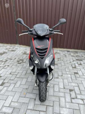 Black Piaggio NRG 2017 in Kaunas, with an engine capacity of 49.00 L and mileage of 15 thousand km for 1550 €, photo 4 on AUTOMOTO.COM.LV
