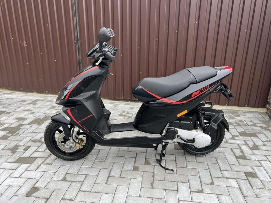 Black Piaggio NRG 2017 in Kaunas, with an engine capacity of 49.00 L and mileage of 15 thousand km for 1550 €, photo 5 on AUTOMOTO.COM.LV