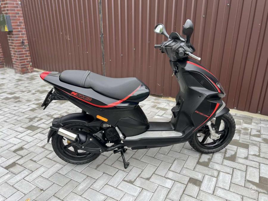 Black Piaggio NRG 2017 in Kaunas, with an engine capacity of 49.00 L and mileage of 15 thousand km for 1550 €, photo 6 on AUTOMOTO.COM.LV