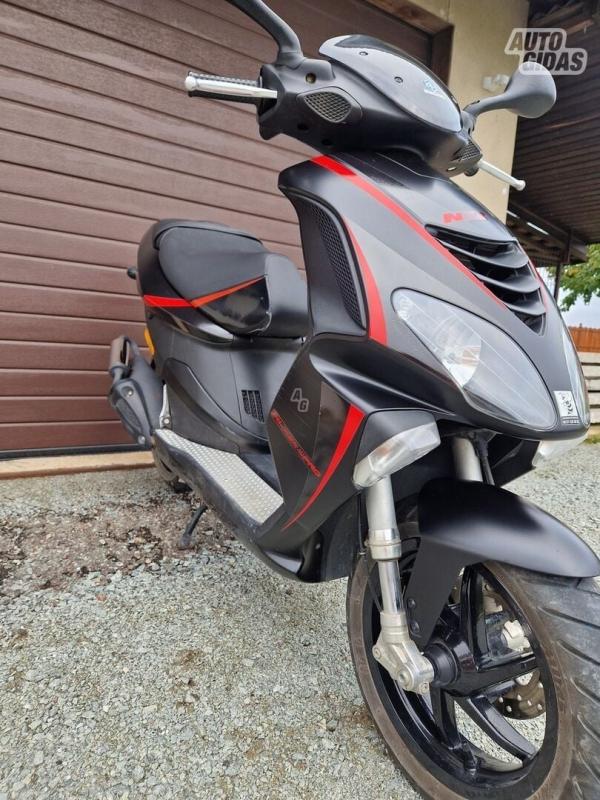 Black Piaggio NRG 2017 in Kaunas, with an engine capacity of 0.05 L and mileage of 25 thousand km for 1150 €, photo 2 on AUTOMOTO.COM.LV