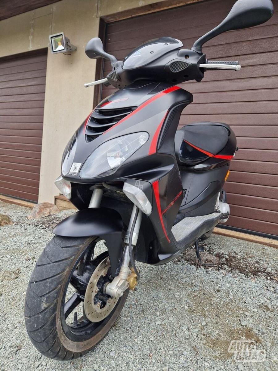 Black Piaggio NRG 2017 in Kaunas, with an engine capacity of 0.05 L and mileage of 25 thousand km for 1150 €, photo 5 on AUTOMOTO.COM.LV