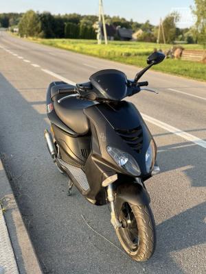 Black Piaggio NRG 2017 in Mazeikiai, with an engine capacity of 0.07 L and mileage of 0 thousand km for 1100 €, photo 3 on AUTOMOTO.COM.LV