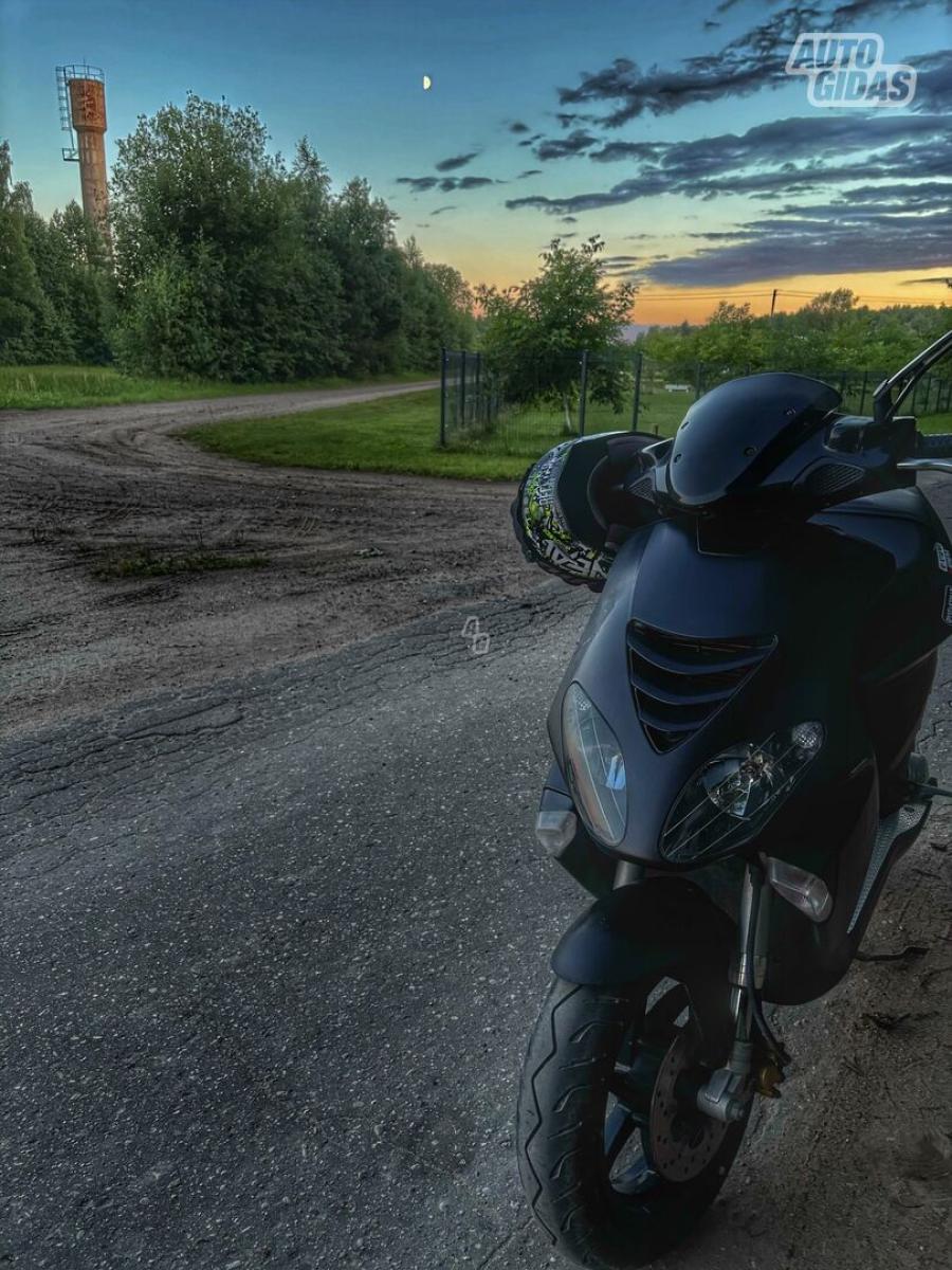 Black Piaggio NRG 2017 in Mazeikiai, with an engine capacity of 0.07 L and mileage of 0 thousand km for 1100 €, photo 4 on AUTOMOTO.COM.LV