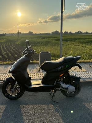 Black Piaggio NRG 2017 in Mazeikiai, with an engine capacity of 0.07 L and mileage of 0 thousand km for 1100 €, photo 5 on AUTOMOTO.COM.LV