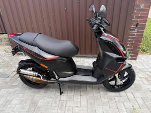 Черный Piaggio NRG 2017 в Каунас, объемом двигателя 49.00 л и пробегом 18 тыс. км за 1550 €, фото 3 на AUTOMOTO.COM.LV
