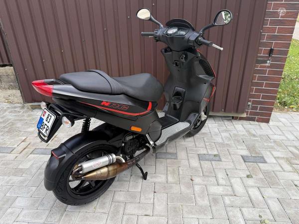 Black Piaggio NRG 2017 in Kaunas, with an engine capacity of 49.00 L and mileage of 18 thousand km for 1550 €, photo 4 on AUTOMOTO.COM.LV