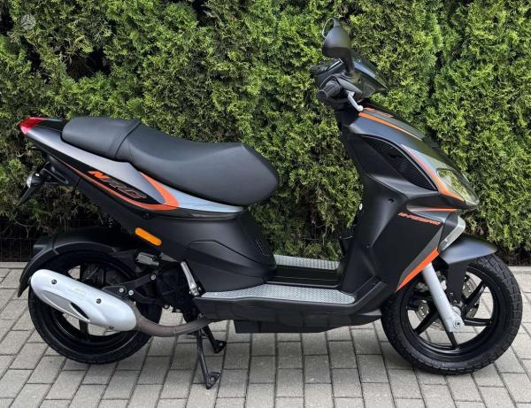 Черный Piaggio NRG 2018 в Мариямполе, объемом двигателя 49.00 л и пробегом 4 тыс. км за 1650 €, фото 3 на AUTOMOTO.COM.LV