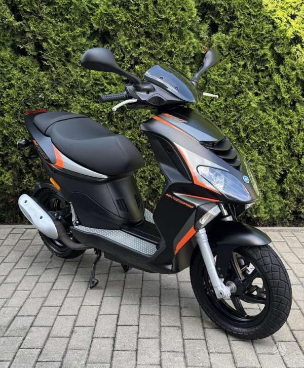 Черный Piaggio NRG 2018 в Мариямполе, объемом двигателя 49.00 л и пробегом 4 тыс. км за 1650 €, фото 1 на AUTOMOTO.COM.LV