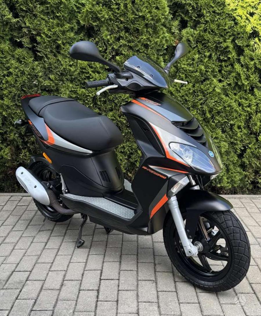Черный Piaggio NRG 2018 в Мариямполе, объемом двигателя 49.00 л и пробегом 4 тыс. км за 1650 €, фото 1 на AUTOMOTO.COM.LV