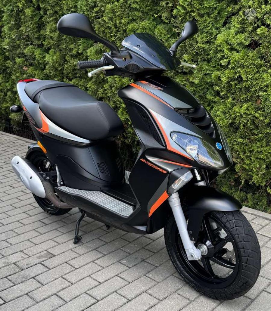 Черный Piaggio NRG 2018 в Мариямполе, объемом двигателя 49.00 л и пробегом 4 тыс. км за 1650 €, фото 3 на AUTOMOTO.COM.LV