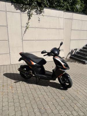 Melns Piaggio NRG 2019 Kauņa, ar dzinēja tilpumu 49.00 L un nobraukumu 17 tūkst. km par 1750 €, foto 3 vietnē AUTOMOTO.COM.LV