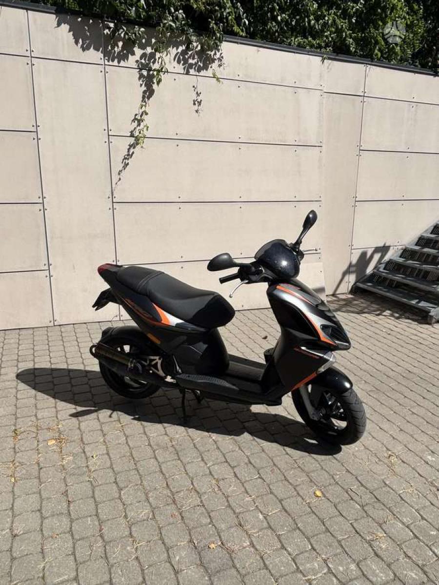 Melns Piaggio NRG 2019 Kauņa, ar dzinēja tilpumu 49.00 L un nobraukumu 17 tūkst. km par 1750 €, foto 3 vietnē AUTOMOTO.COM.LV