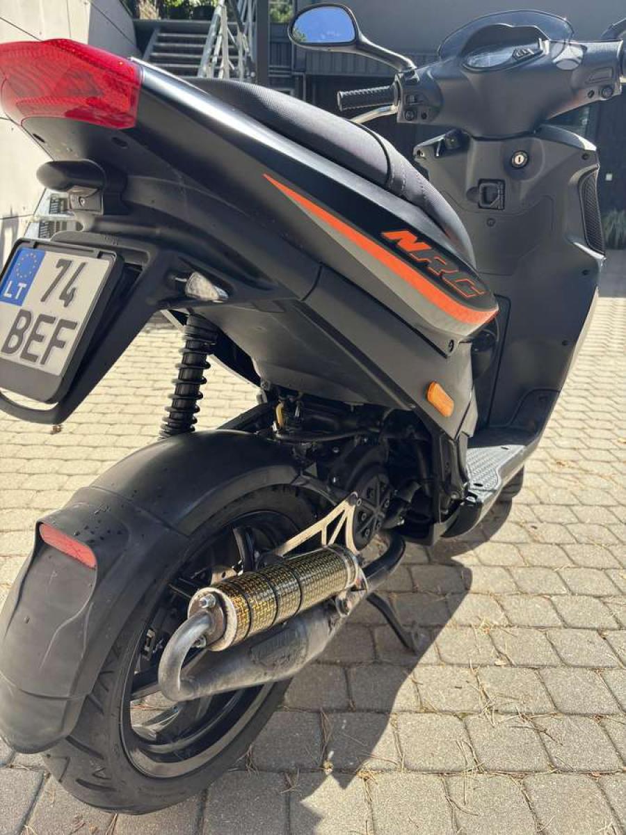 Melns Piaggio NRG 2019 Kauņa, ar dzinēja tilpumu 49.00 L un nobraukumu 17 tūkst. km par 1750 €, foto 4 vietnē AUTOMOTO.COM.LV
