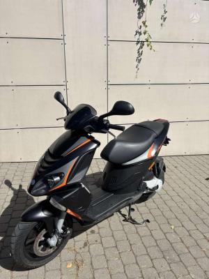 Melns Piaggio NRG 2019 Kauņa, ar dzinēja tilpumu 49.00 L un nobraukumu 17 tūkst. km par 1750 €, foto 5 vietnē AUTOMOTO.COM.LV