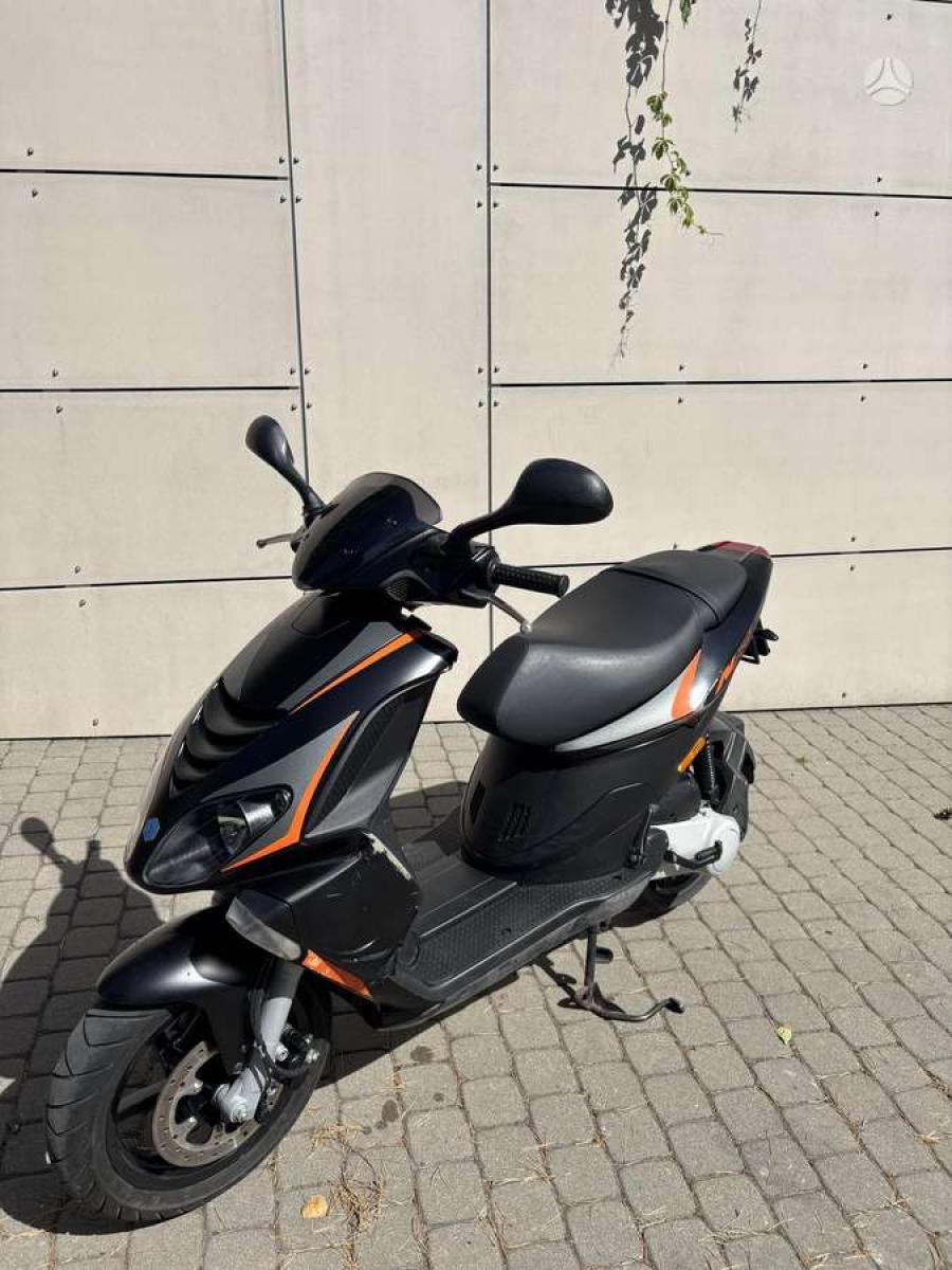 Melns Piaggio NRG 2019 Kauņa, ar dzinēja tilpumu 49.00 L un nobraukumu 17 tūkst. km par 1750 €, foto 5 vietnē AUTOMOTO.COM.LV