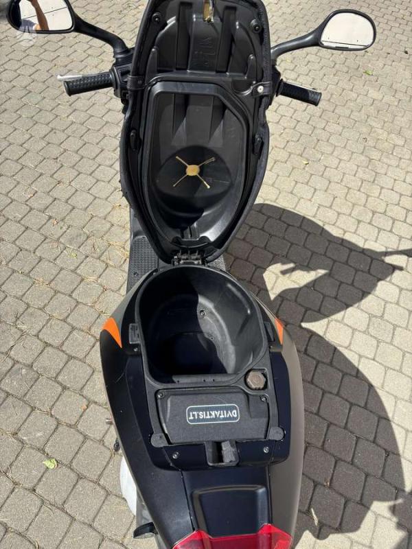 Black Piaggio NRG 2019 in Kaunas, with an engine capacity of 49.00 L and mileage of 17 thousand km for 1750 €, photo 6 on AUTOMOTO.COM.LV