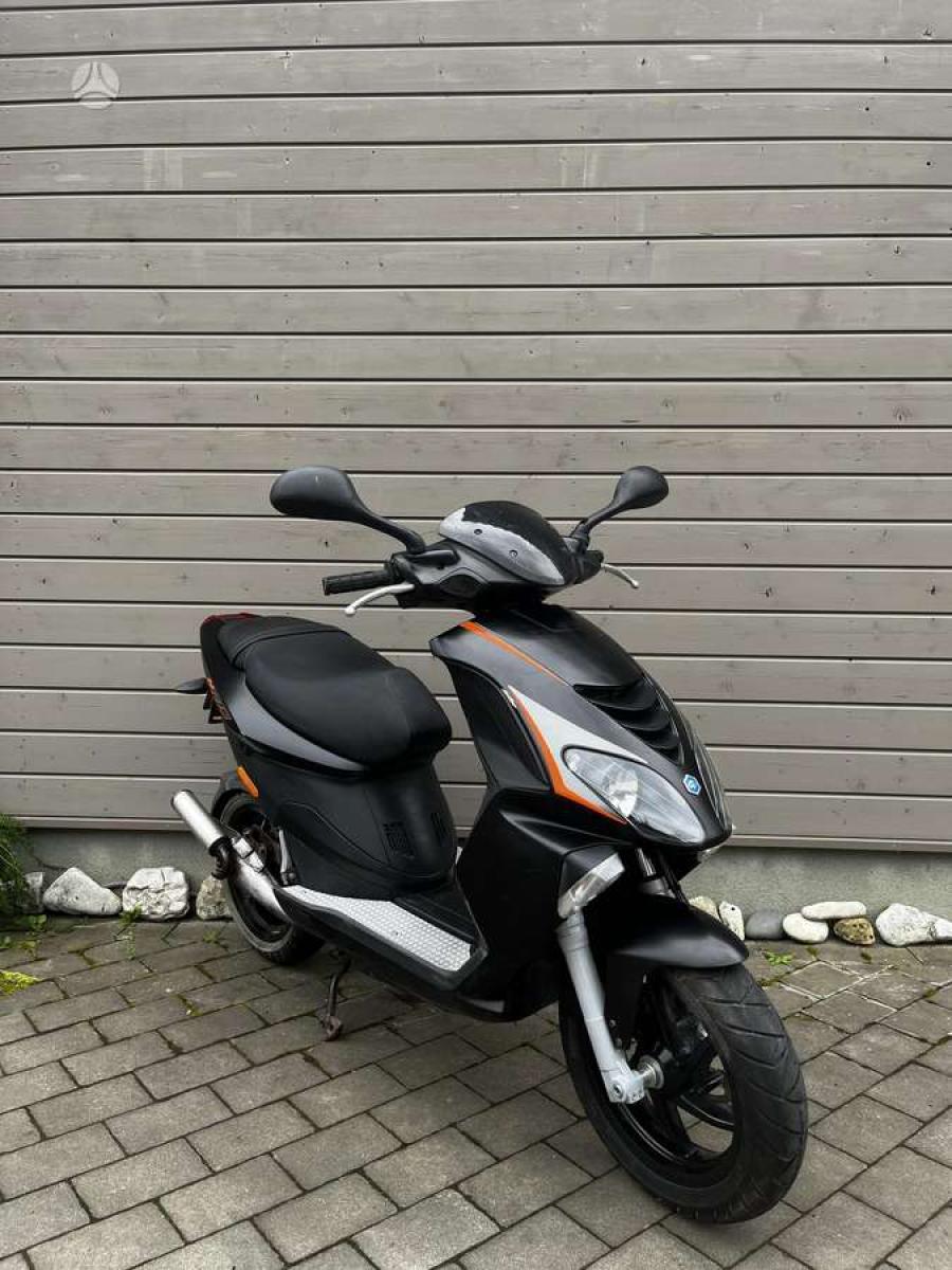 Black Piaggio NRG 2019 in Klaipeda, with an engine capacity of 50.00 L and mileage of 8 thousand km for 1380 €, photo 1 on AUTOMOTO.COM.LV