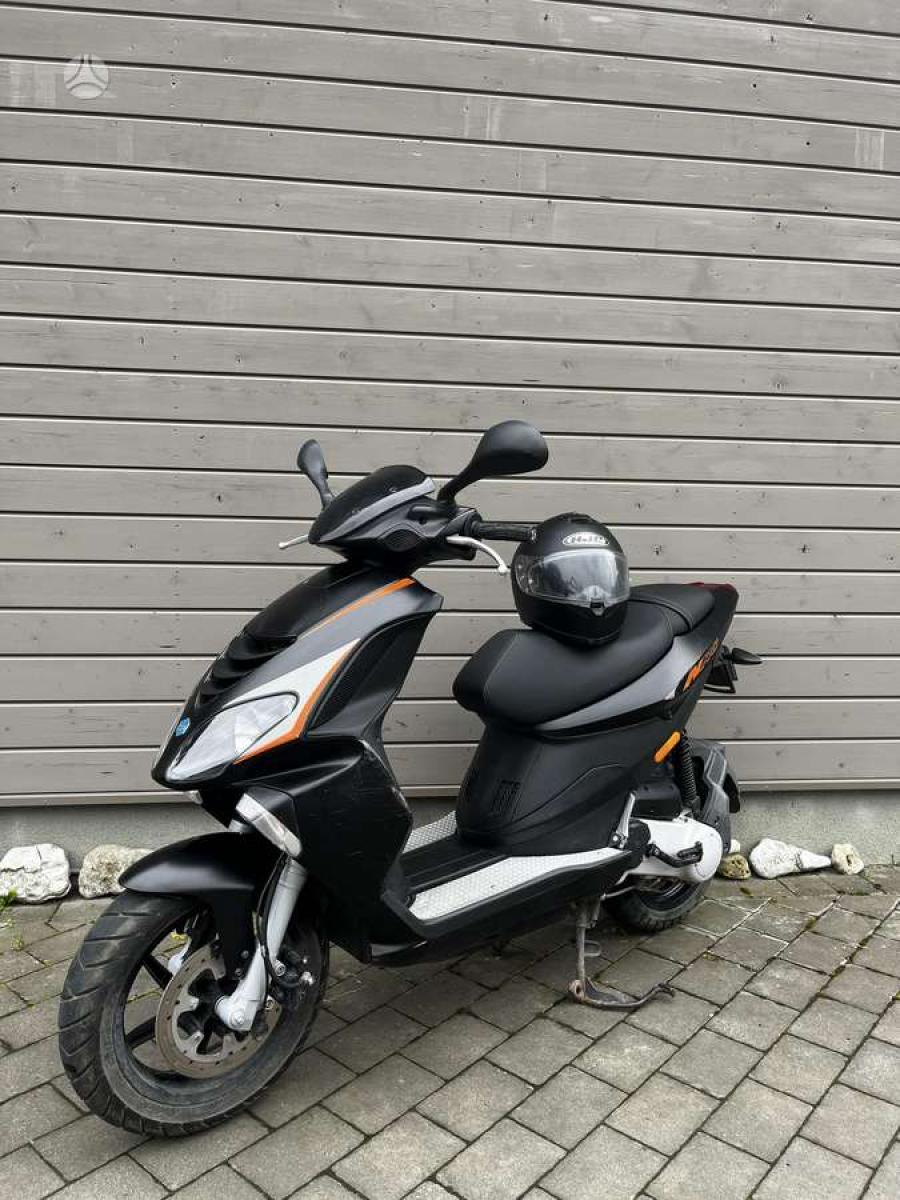 Black Piaggio NRG 2019 in Klaipeda, with an engine capacity of 50.00 L and mileage of 8 thousand km for 1380 €, photo 3 on AUTOMOTO.COM.LV