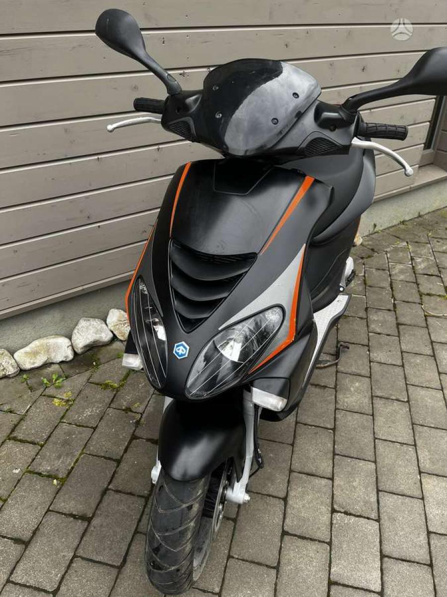 Black Piaggio NRG 2019 in Klaipeda, with an engine capacity of 50.00 L and mileage of 8 thousand km for 1380 €, photo 5 on AUTOMOTO.COM.LV